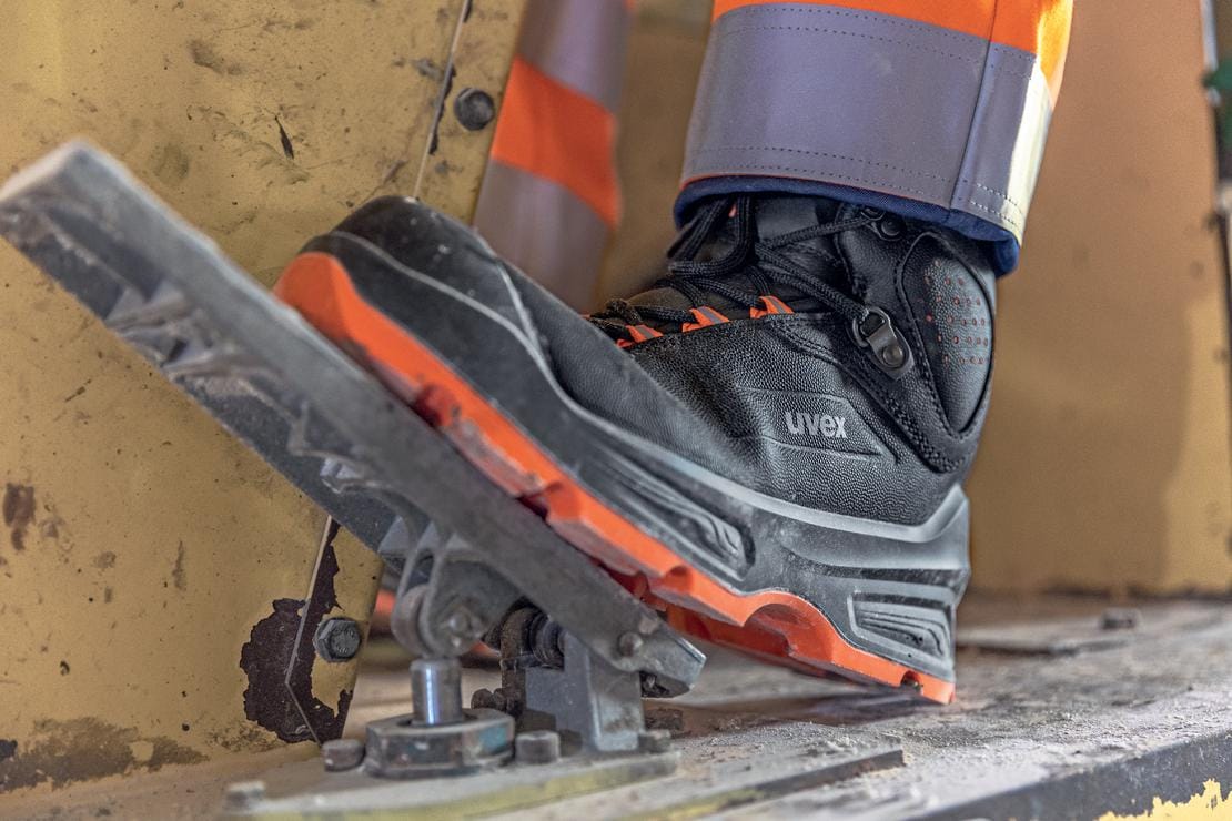 Preventing sweaty feet in safety shoes | uvex safety